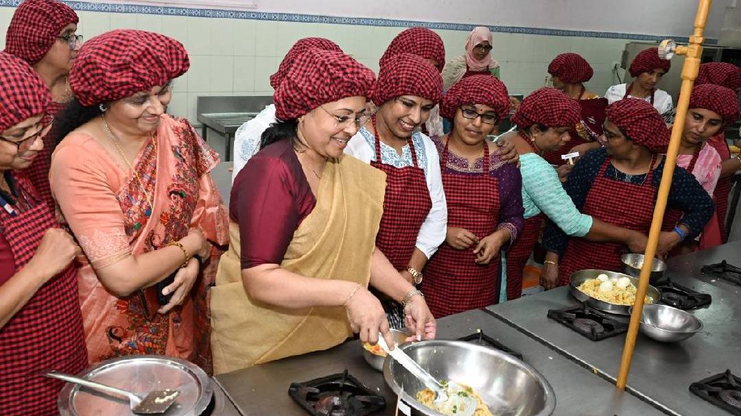 ആരോഗ്യകരവും രുചികരവുമായ ബിരിയാണി ഇനി അങ്കണവാടിയിലും; രുചിച്ച് നോക്കി ...