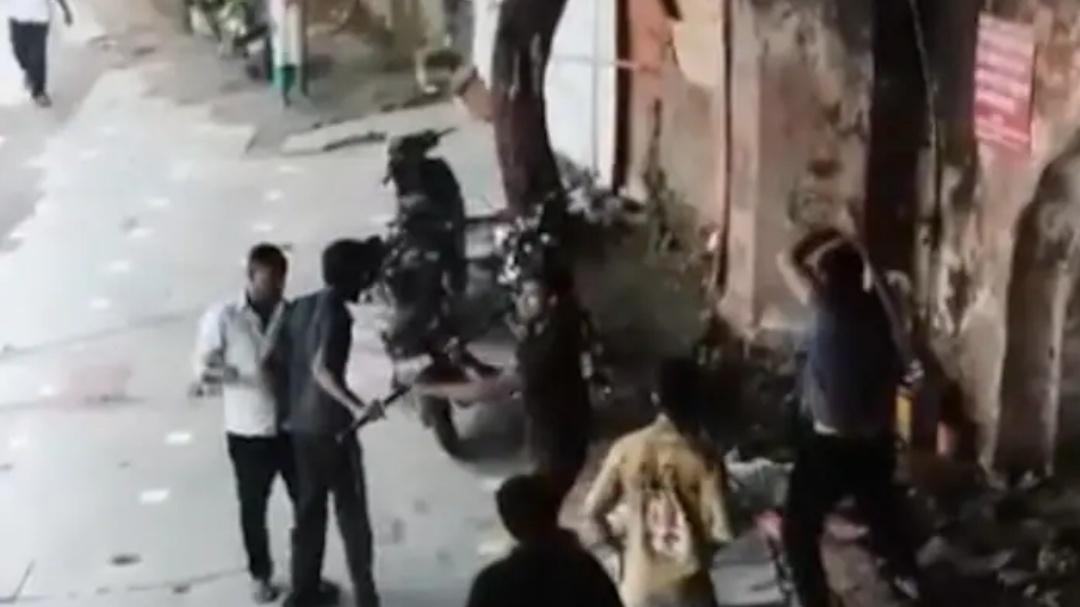 പ്രസാദത്തെച്ചൊല്ലി തര്‍ക്കം; ഡല്‍ഹി കല്‍ക്കാജി ക്ഷേത്രത്തിലെ ...