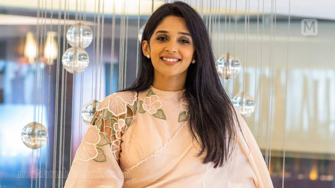 'അവളുടെ വിജയം അവരുടേതുകൂടി, ഇതിനേക്കാൾ കൂടുതൽ യോജിക്കാനാവില്ല'; 'ലോക ...