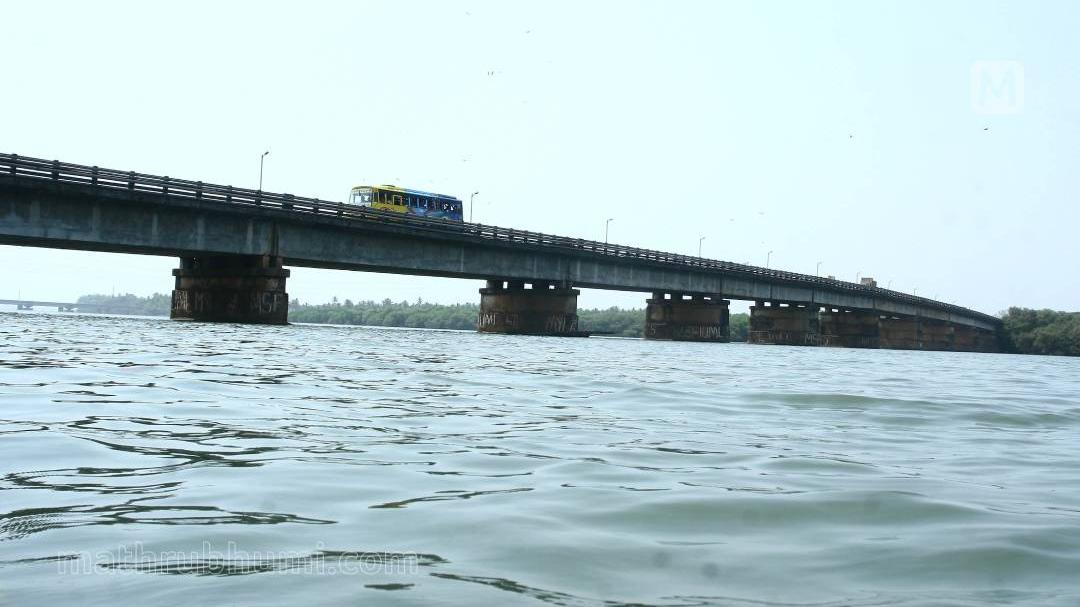 Kannur Valapattanam Bridge: പുഴയില്‍വീണ യുവാവിന് 'രക്ഷകനായി' പുറത്ത് ...