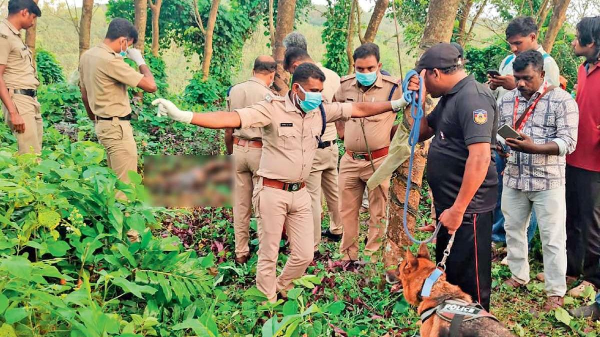 കഴുത്തിൽ സ്വർണമാല, കൈയിലും കാലിലും ചങ്ങലയിട്ട് പൂട്ട്; മൃതദേഹം ജീണിച്ച ...