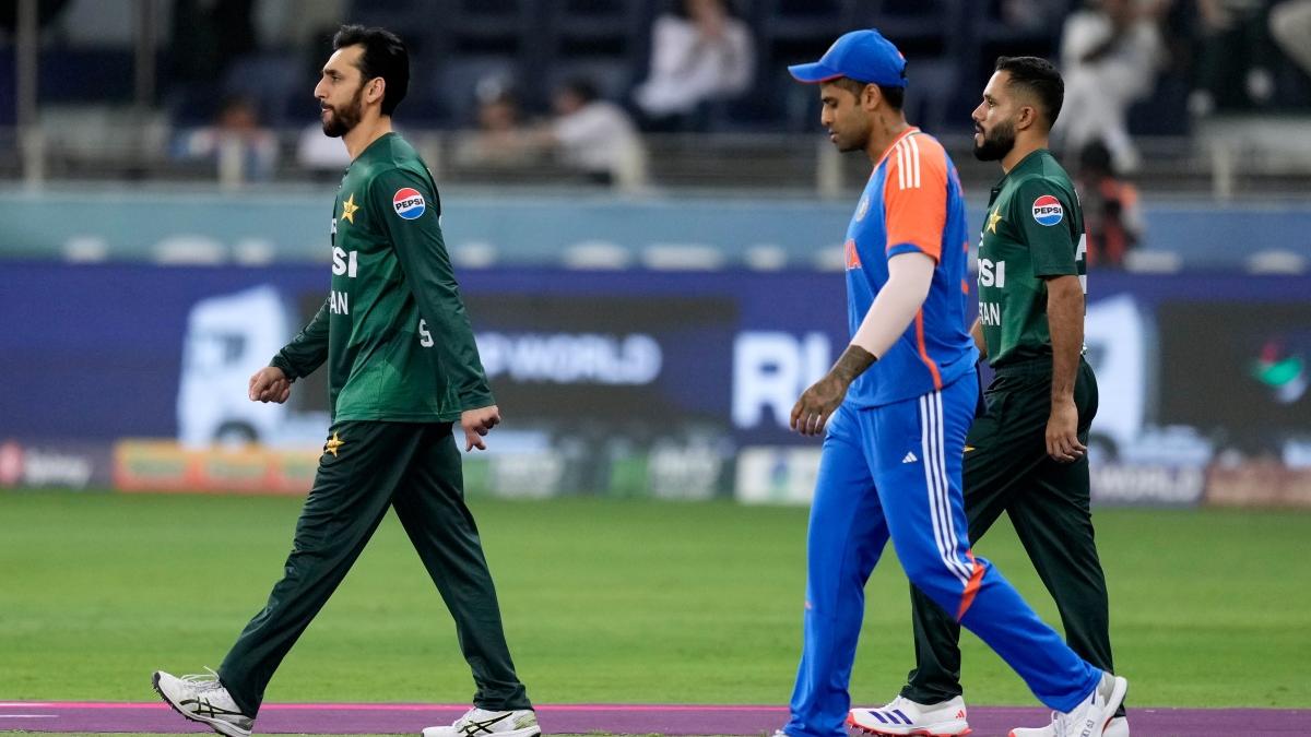 No handshake again: India vs Pakistan Asia Cup final kicks off with ...