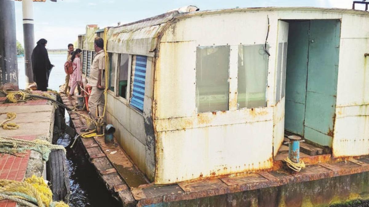 കാലപ്പഴക്കം: മാട്ടൂൽ അഴീക്കലിൽ റൂട്ടിൽ സർവീസ് നടത്തുന്ന ബോട്ടിലെ യാത്ര ...