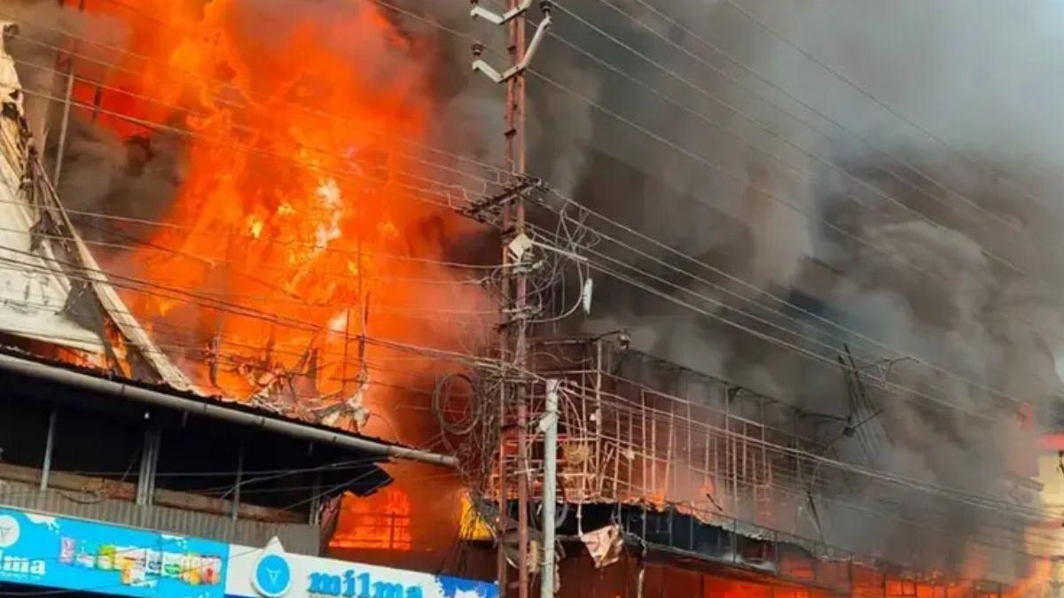 Massive fire engulfs shops near Taliparamba bus stand; 12 fire units ...