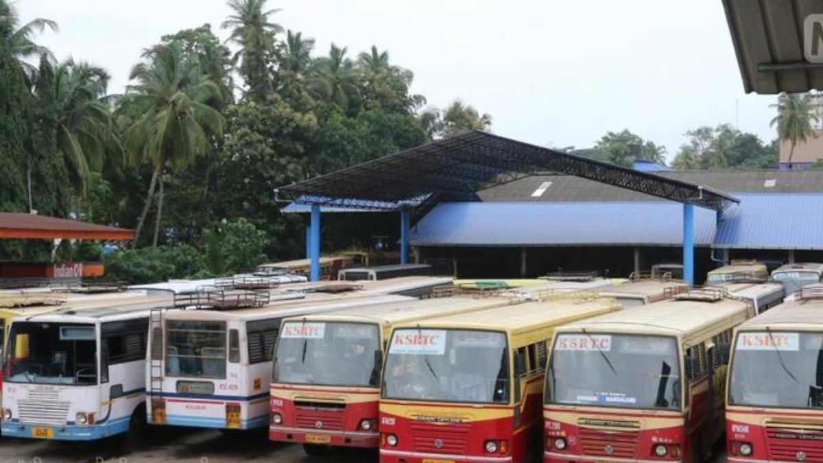 Toll plaza staff stop KSRTC bus for not having FASTag; passengers rerouted