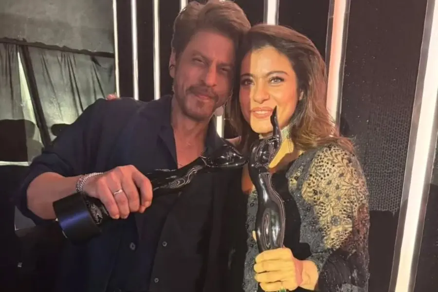 Shah Rukh Khan, Kajol recreate DDLJ magic at Filmfare 2025; fans call ...