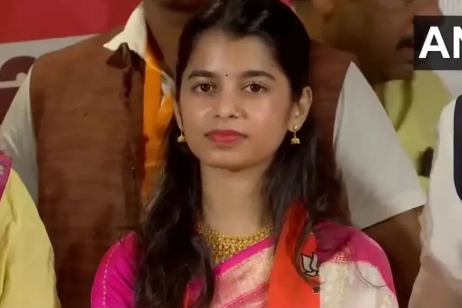 Folk singer Maithili Thakur joins BJP ahead of Bihar Assembly Elections | WATCH
