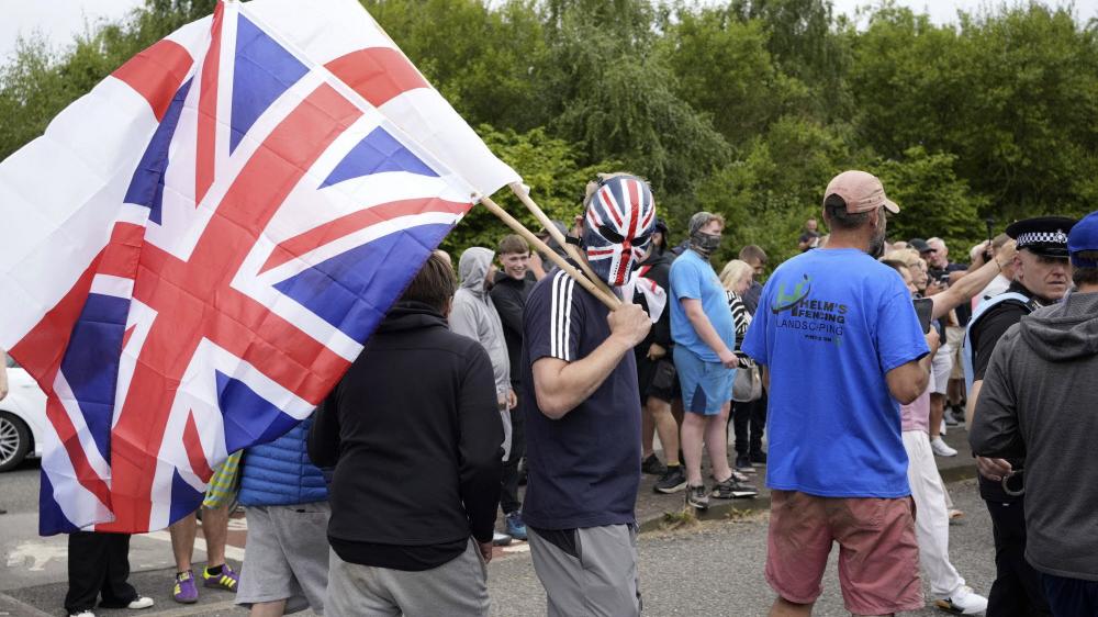 വംശീയവൈരത്തിൽ പുകയുന്ന ഇംഗ്ലണ്ട്