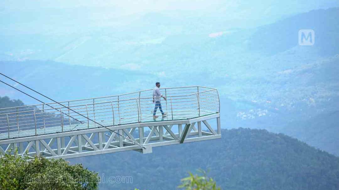 മഴയും കാറ്റും പ്രശ്‌നമല്ല; തിരക്കൊഴിയാതെ വാഗമൺ | Mathrubhumi
