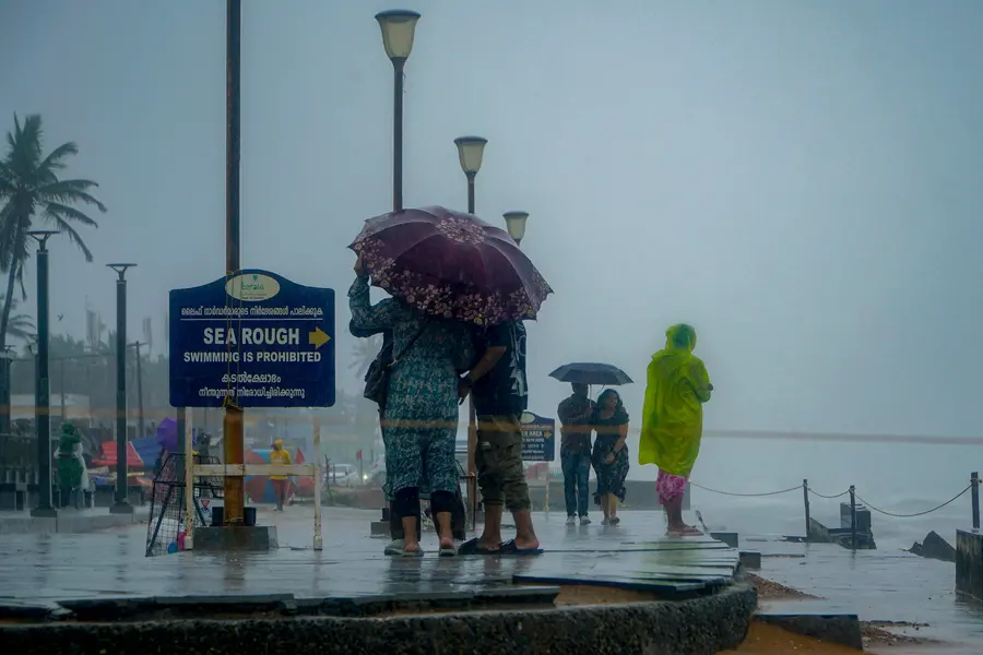 Heavy rain lashes Kerala; IMD issues orange and yellow alerts across 12 districts