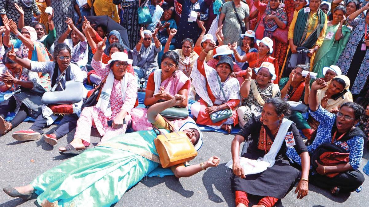 പട്ടിണി, പരിഹാസം, പോരാട്ടം; ആശമാരുടെ ഐതിഹാസിക പോരാട്ടത്തിന്റെ രാഷ്ട്രീയ ...