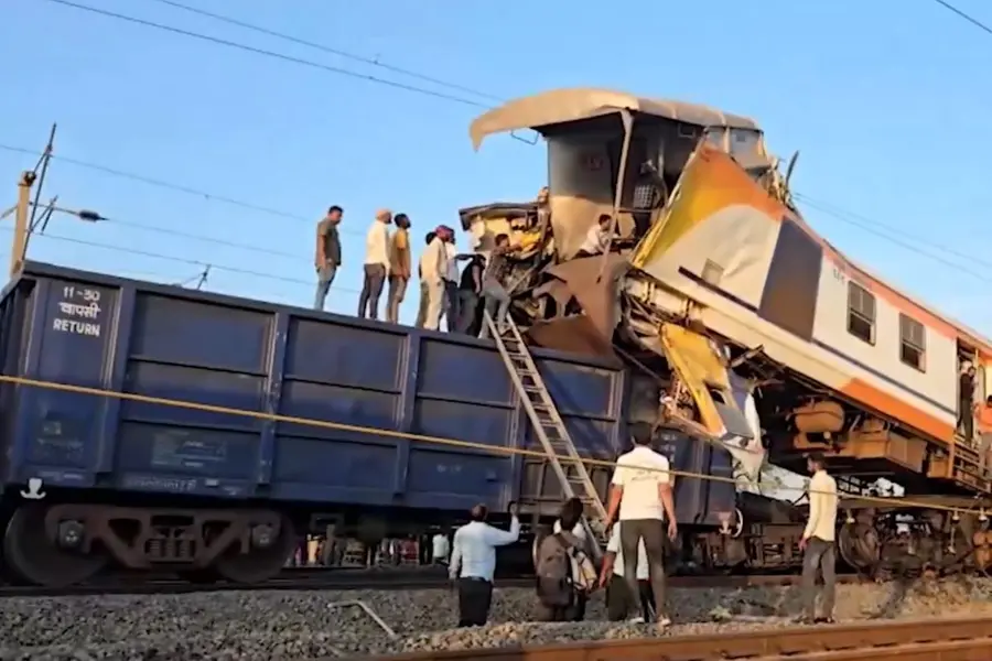 Chhattisgarh train collision: 8 killed as MEMU rams goods train near ...