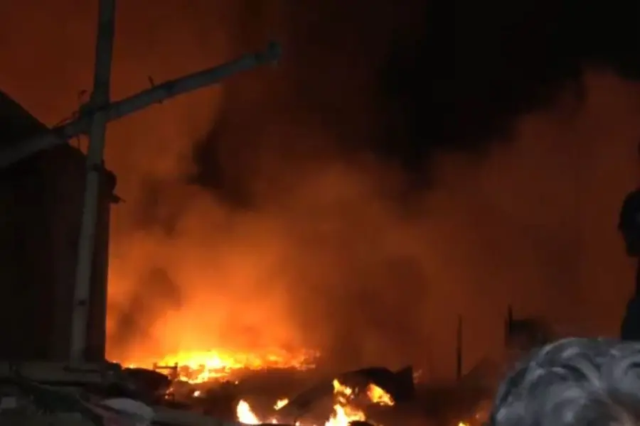 Massive fire near Rithala metro station in Delhi engulfs hundreds of ...