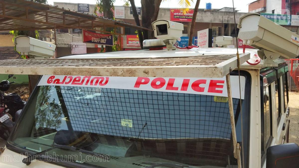 ഓട്ടോയും ബൈക്കും ഇടിച്ചിട്ട് കാർ നിർത്താതെപോയി; ഡ്രെെവറെന്ന വ്യാജേന ...