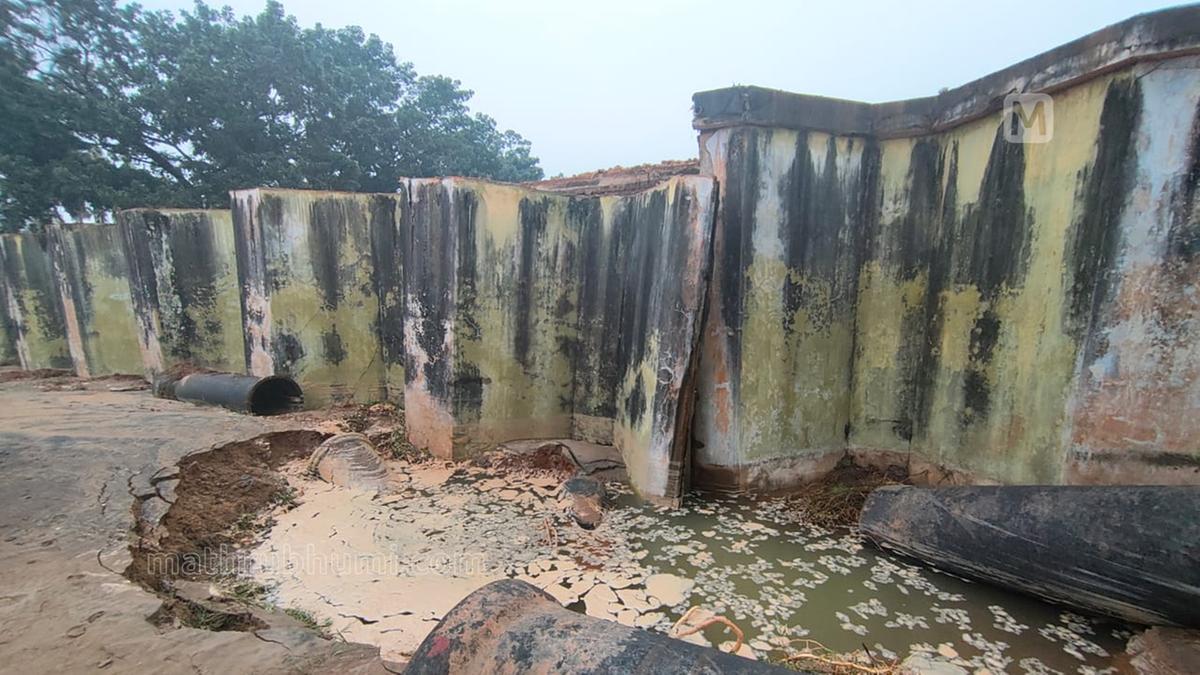 Massive water tank collapses causing flooding and widespread damage in ...
