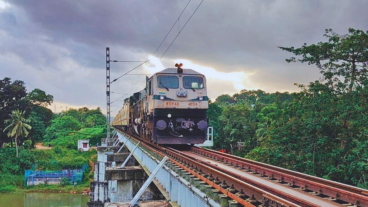 എറണാകുളം-പാലക്കാട് ട്രെയിൻ യാത്രാദുരിതം