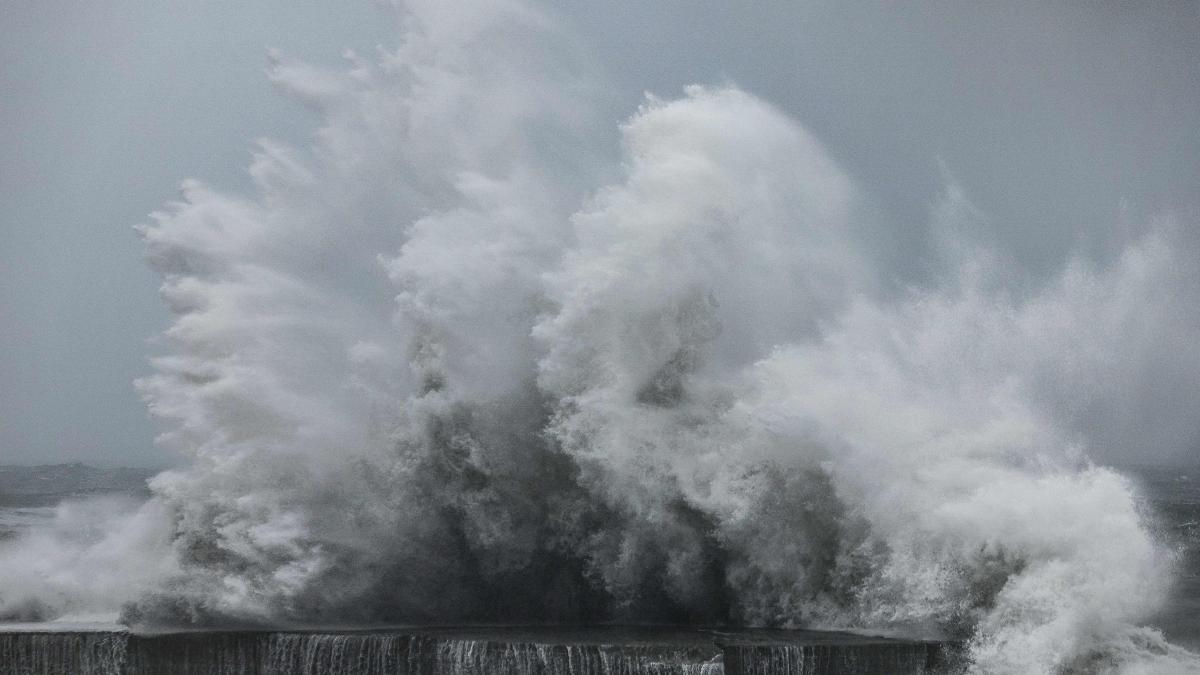 Taiwan evacuates over 8,000 as tropical storm Fung-wong nears | WATCH ...