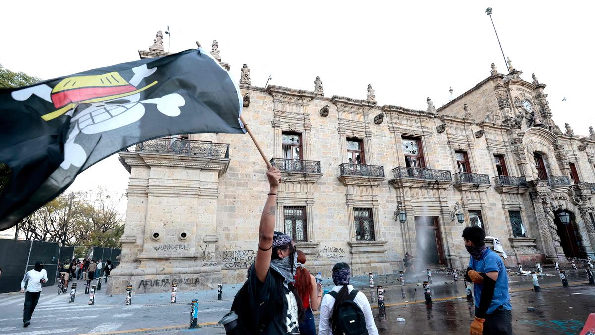Thousands marched in Mexico City protesting crime, corruption ...