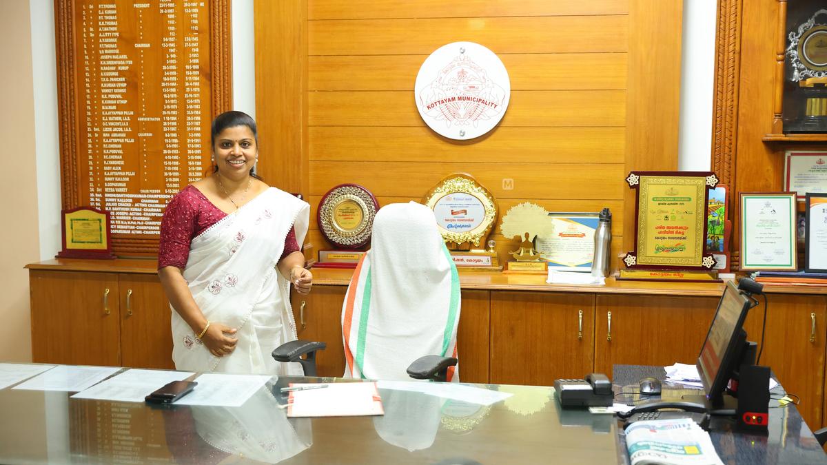 അധ്യക്ഷപദവിയിലിരുന്ന് മത്സരിച്ചാൽ അയോഗ്യതയെന്ന് നിയമോപദേശം; രാജിവെച്ച് ...