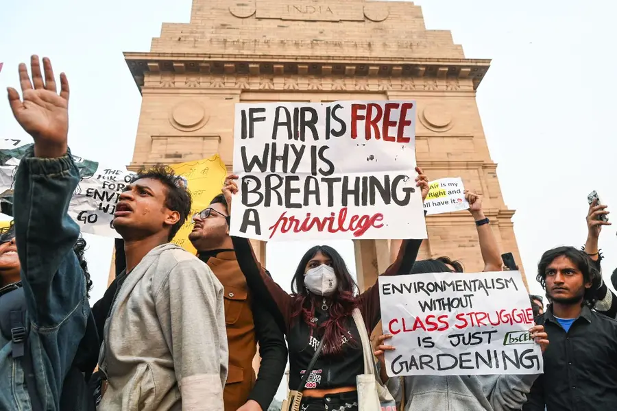 Delhi pollution protest turns violent; FIR filed over pepper spray as ...