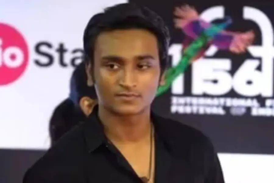 ധനുഷിന്റെ മകൻ യാത്ര രാജയ്ക്ക് അച്ഛന്റെയും അപ്പൂപ്പന്റെയും ഛായയെന്ന് ആരാധകർ