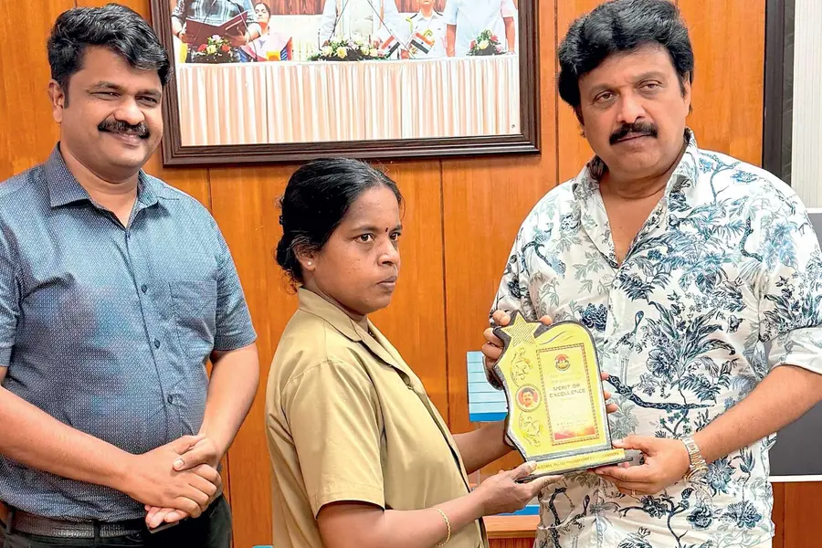 Minister honours KSRTC conductor after passenger’s FB post praising her ...