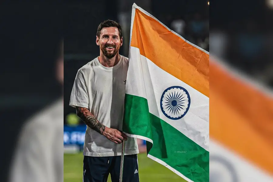 Lionel Messi holds Indian flag at Wankhede, Mumbai crowd erupts in ...