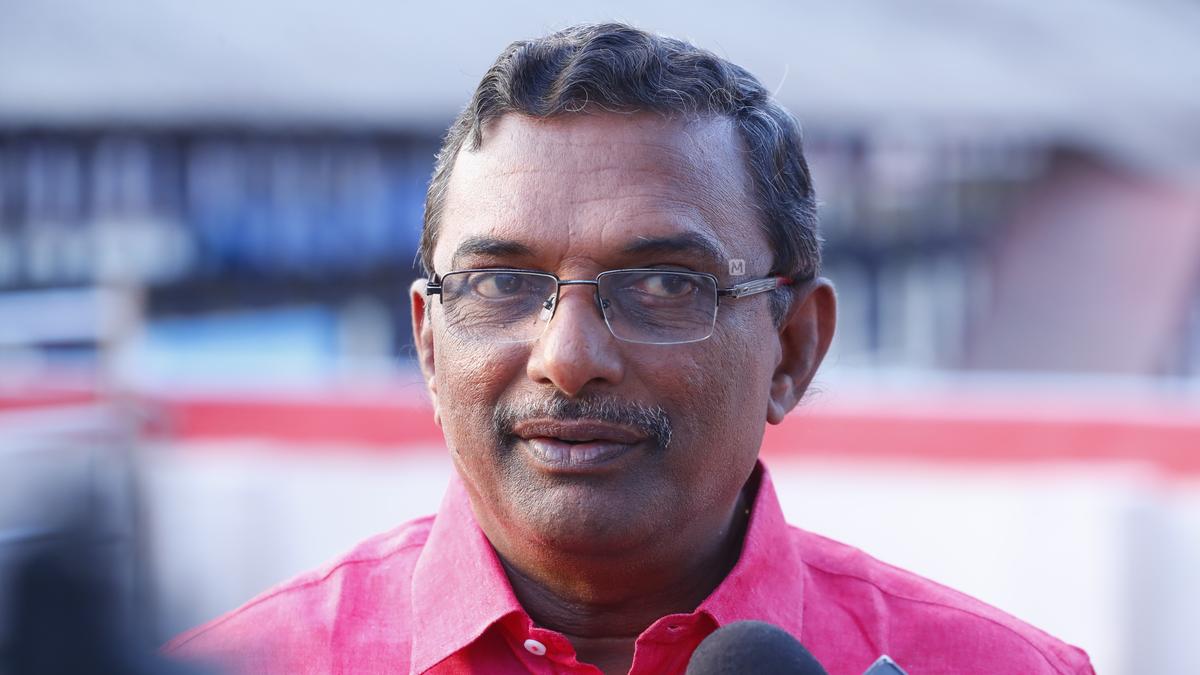 വാതിൽപ്പാളി സ്വർണം പൊതിഞ്ഞതിന് രേഖയില്ലെന്ന് പത്മകുമാർ; ജാമ്യംതേടി ...