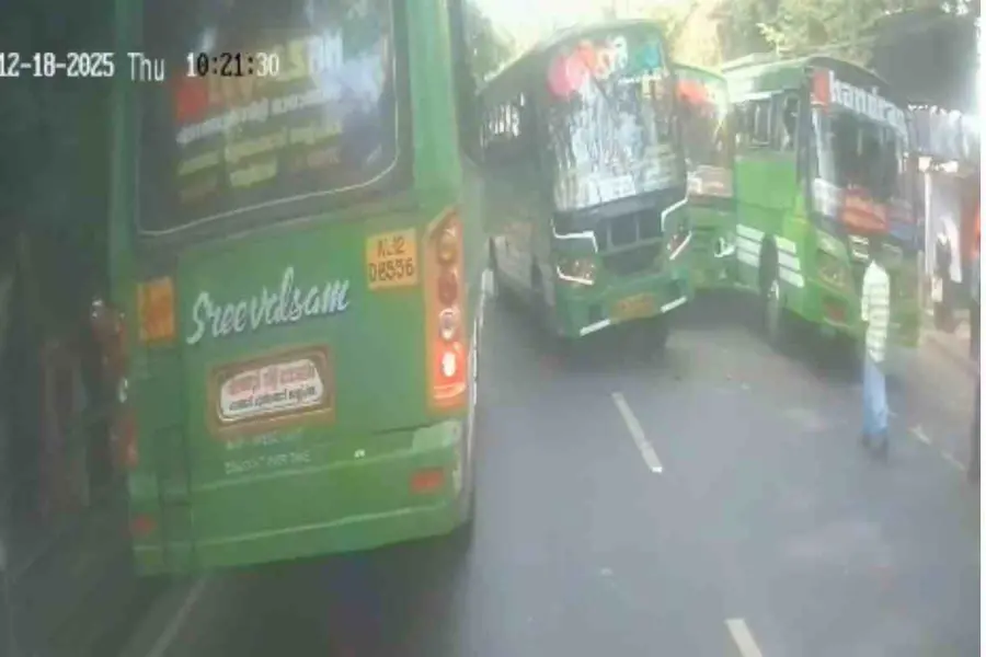രണ്ടല്ല, നാലറ്റം കൂട്ടിമുട്ടിച്ചു! മനഃപൂർവം മറ്റൊരു ബസിൽ ഇടിപ്പിച്ച് ...