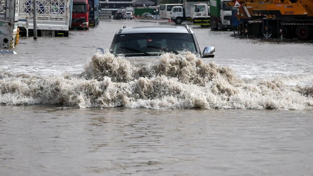 Heavy rainfall lashes UAE, bringing back 2024 flood fears | Mathrubhumi ...