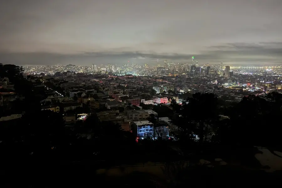 San Francisco plunged into darkness as power outage affects 130,000 ...