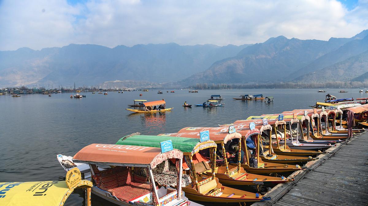 Intense cold returns to Srinagar as white Christmas hopes fade