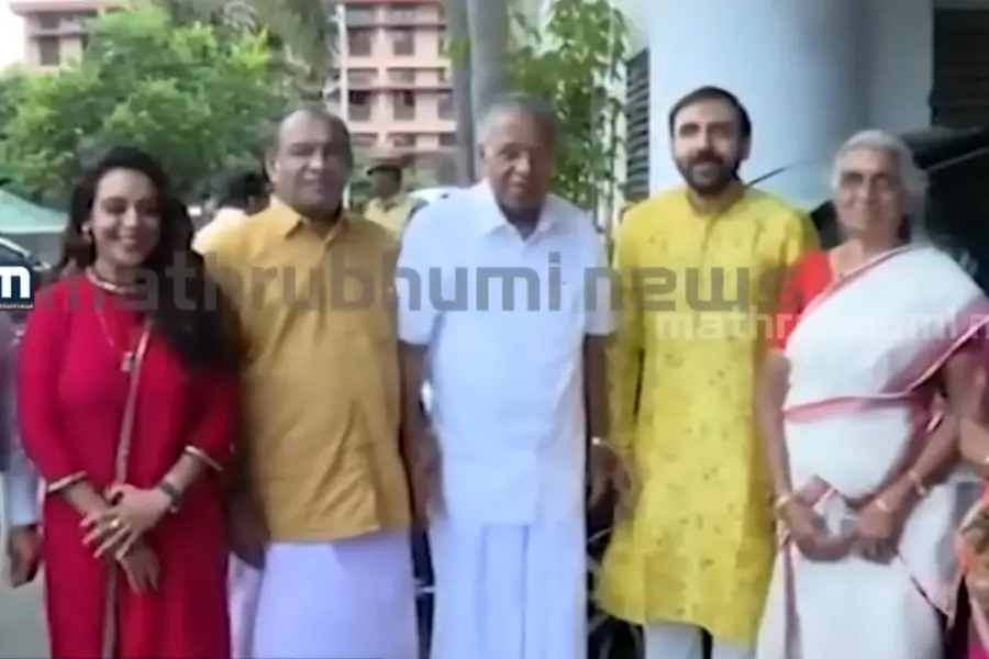 പോറ്റി മുഖ്യമന്ത്രിയോട് രഹസ്യം പറയുന്ന ചിത്രം AI; യഥാർഥ ദൃശ്യങ്ങ ...