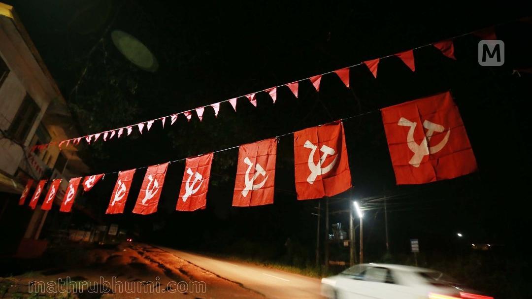 മകൻ UDF സ്ഥാനാർഥിയെ പിന്തുണച്ചു; അമ്മയെ LDF ഭരണസമിതിയുടെ ബാങ്കിൽ നിന്ന് ...