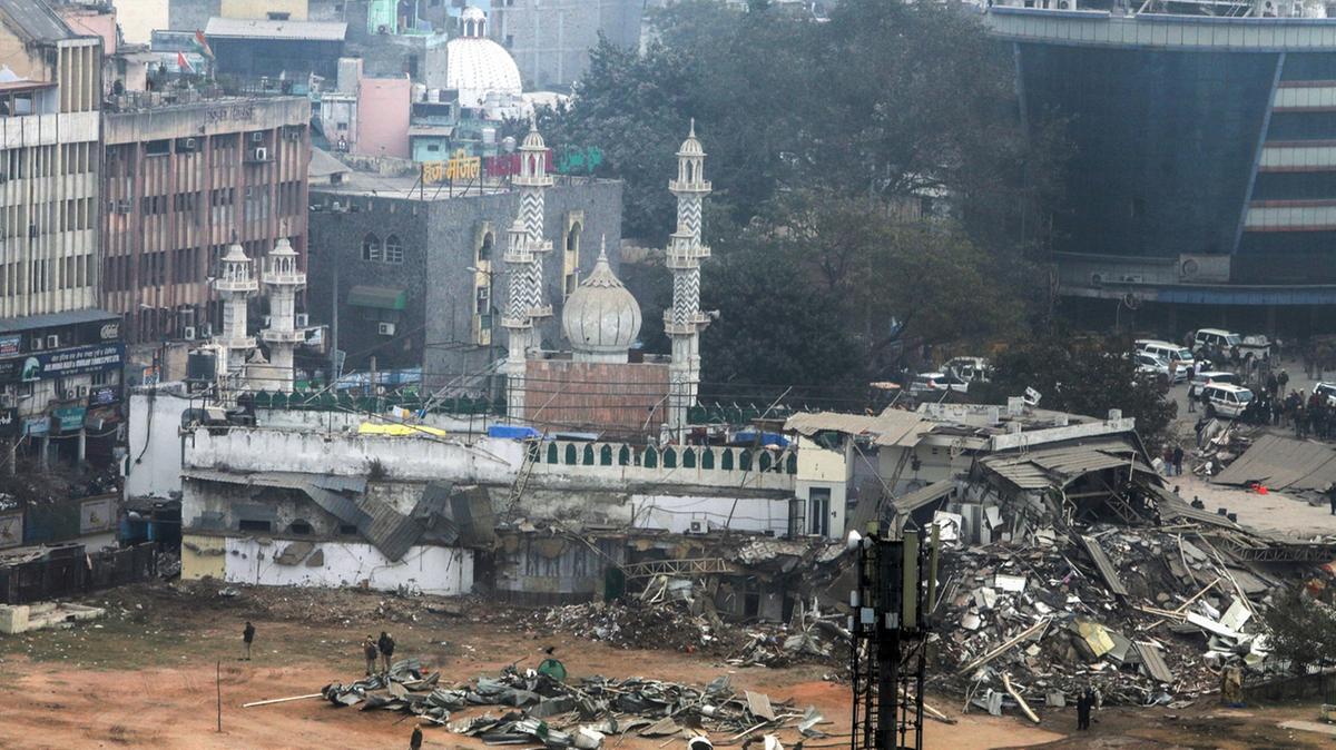 Delhi Turkman Gate unrest: Juvenile among 5 held for stone pelting ...