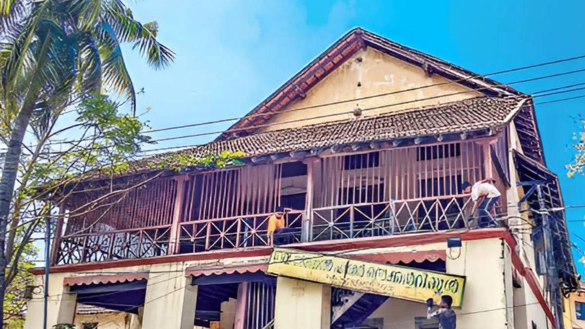 Mananchira’s iconic Govt Model School building demolition begins ...