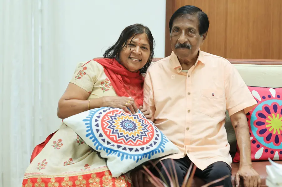 മമ്മൂക്കയും ഇന്നസെന്റേട്ടനും കൊടുത്ത കാശുകൊണ്ട് ഇവർ ഒരുമിച്ച് യാത്ര ...