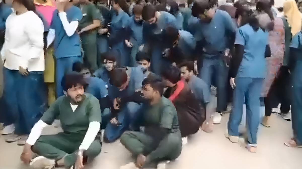 'ഇരുണ്ടനിറമുള്ള നിനക്ക് ഡോക്ടറാകാൻ അർഹതയുണ്ടോ'; BDS വിദ്യാർഥിനിയുടെ ...