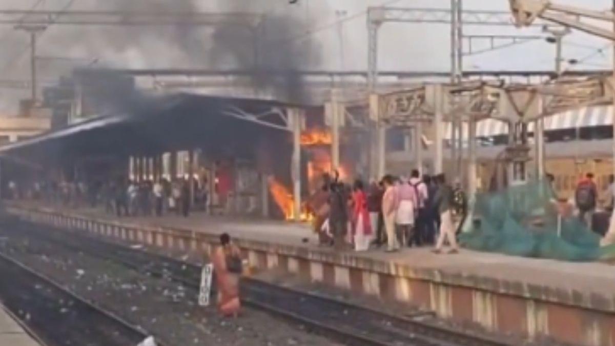 Fire breaks out at Chennai Beach station | VIDEO