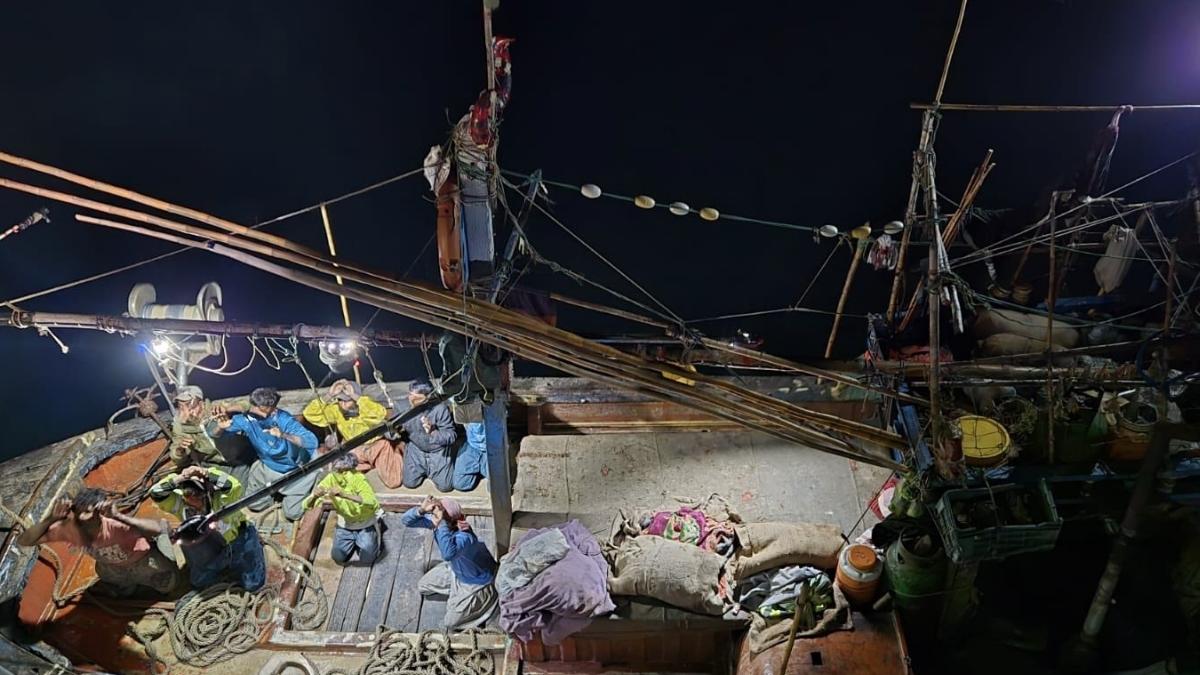 Pakistan boat captured: Indian Coast Guard seizes 'Al-Madina' with 9 ...