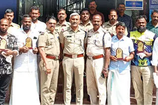 കടലിലെ രക്ഷകർക്ക് കോസ്റ്റൽ പോലീസിന്റെ ആദരം