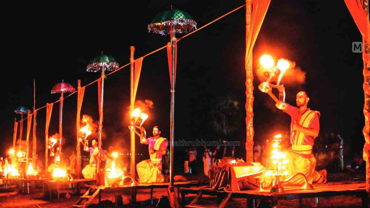 തിരുനാവായ കുംഭമേളയ്ക്ക് തുടക്കമായി ; ശംഖധ്വനികളോടെ നിളാ ആരതി | Mathrubhumi