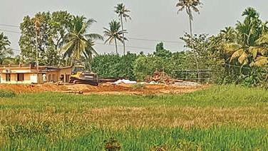 കൂരിച്ചാൽ നെൽപ്പാട ബണ്ടിൽ മണ്ണ് നിറയുന്നു