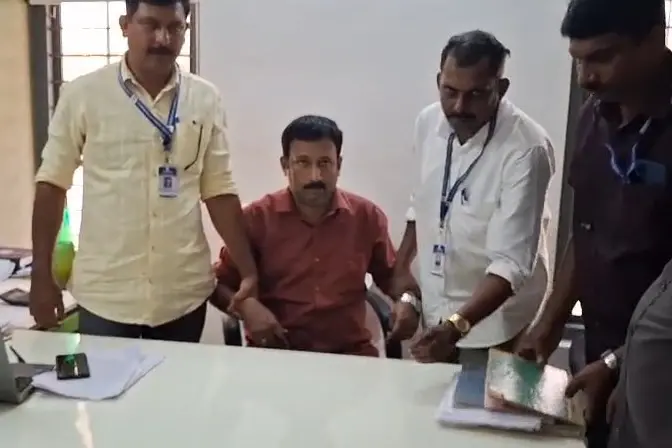 പോക്കുവരവിന് 2000 രൂപ കൈക്കൂലി; കോട്ടയത്ത് വില്ലേജ് ഓഫീസർ വിജിലൻസ് ...
