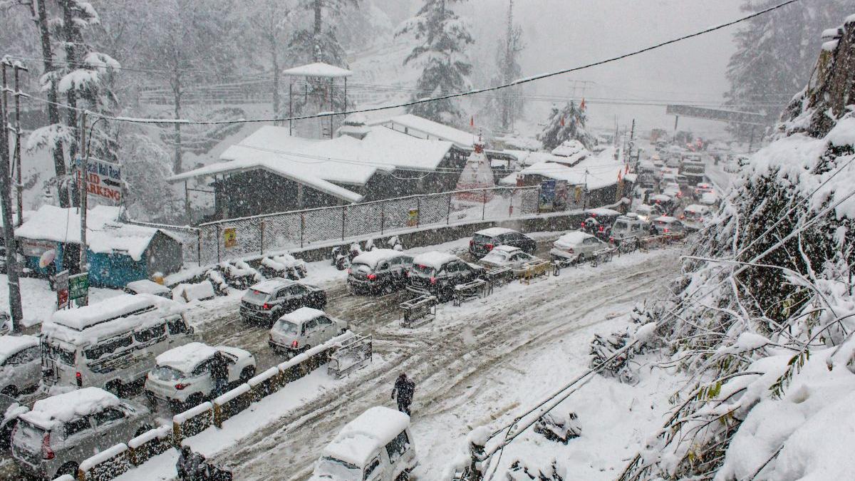 Kullu weather update: know Heavy snowfall turns North Indian hills into ...