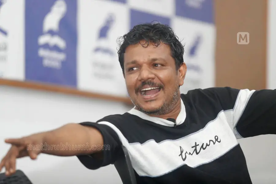 ‘ഭൂമീന്റെ ഉള്ളിന്റെയുള്ളിൽ’ ബാക്കിയായി വിജേഷും നാടകവും...