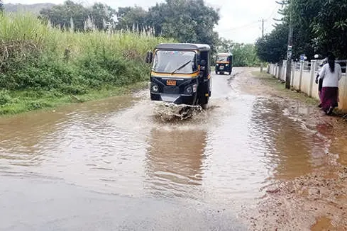 റോഡ് തകർക്കാതെ വെള്ളമൊഴുക്കൂ...