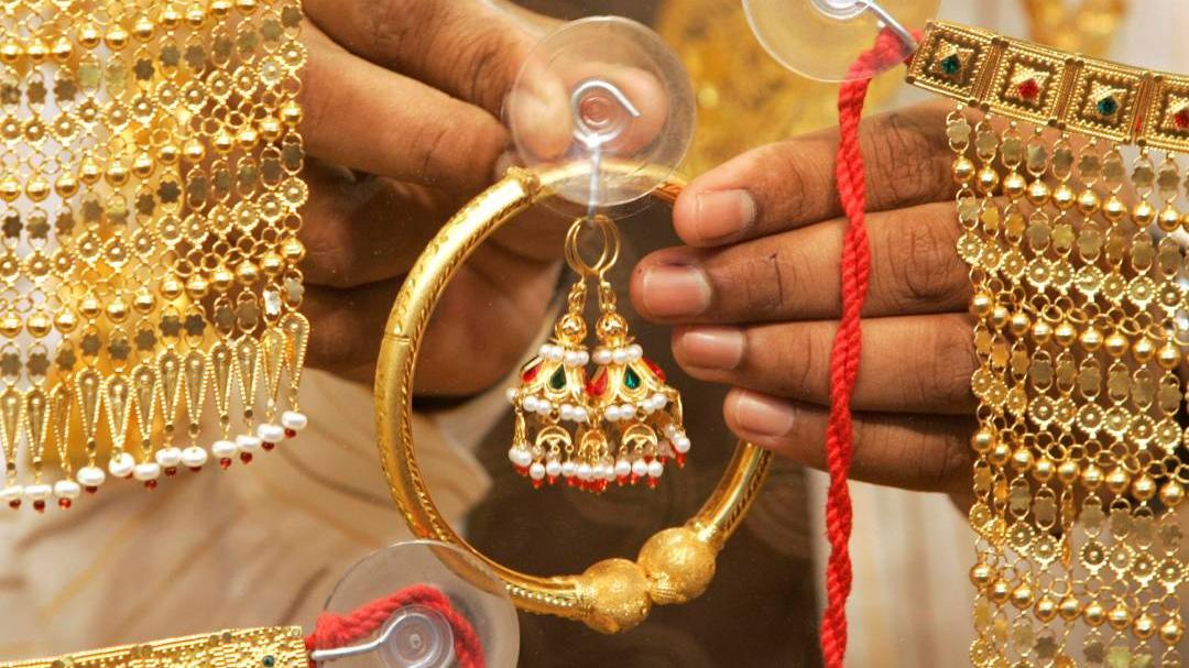 സ്വർണത്തിൽ ഇടിവ്: തിങ്കളാഴ്ച കുറഞ്ഞത് 6,640 രൂപ, പവന് 1,11,120 രൂപയായി