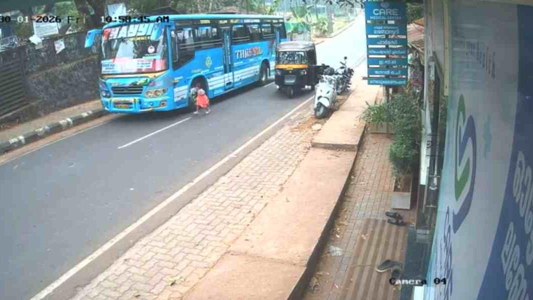 അമ്മയ്ക്കരികിലേക്ക് കുരുന്നിന്റെ പാച്ചിൽ; ബസ് ഡ്രൈവറുടെ ...