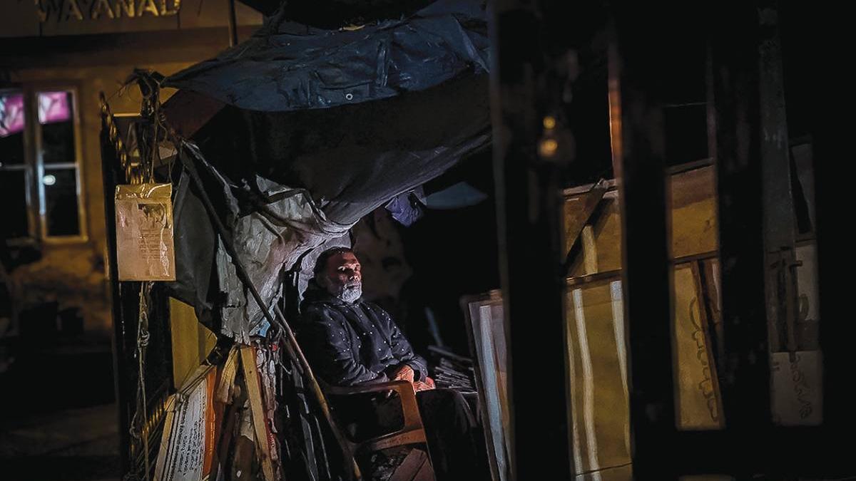 വനംവകുപ്പ് പിടിച്ചെടുത്ത ഭൂമി തിരിച്ചുകിട്ടാൻ 10 കൊല്ലമായി കളക്ടറേറ്റി ...
